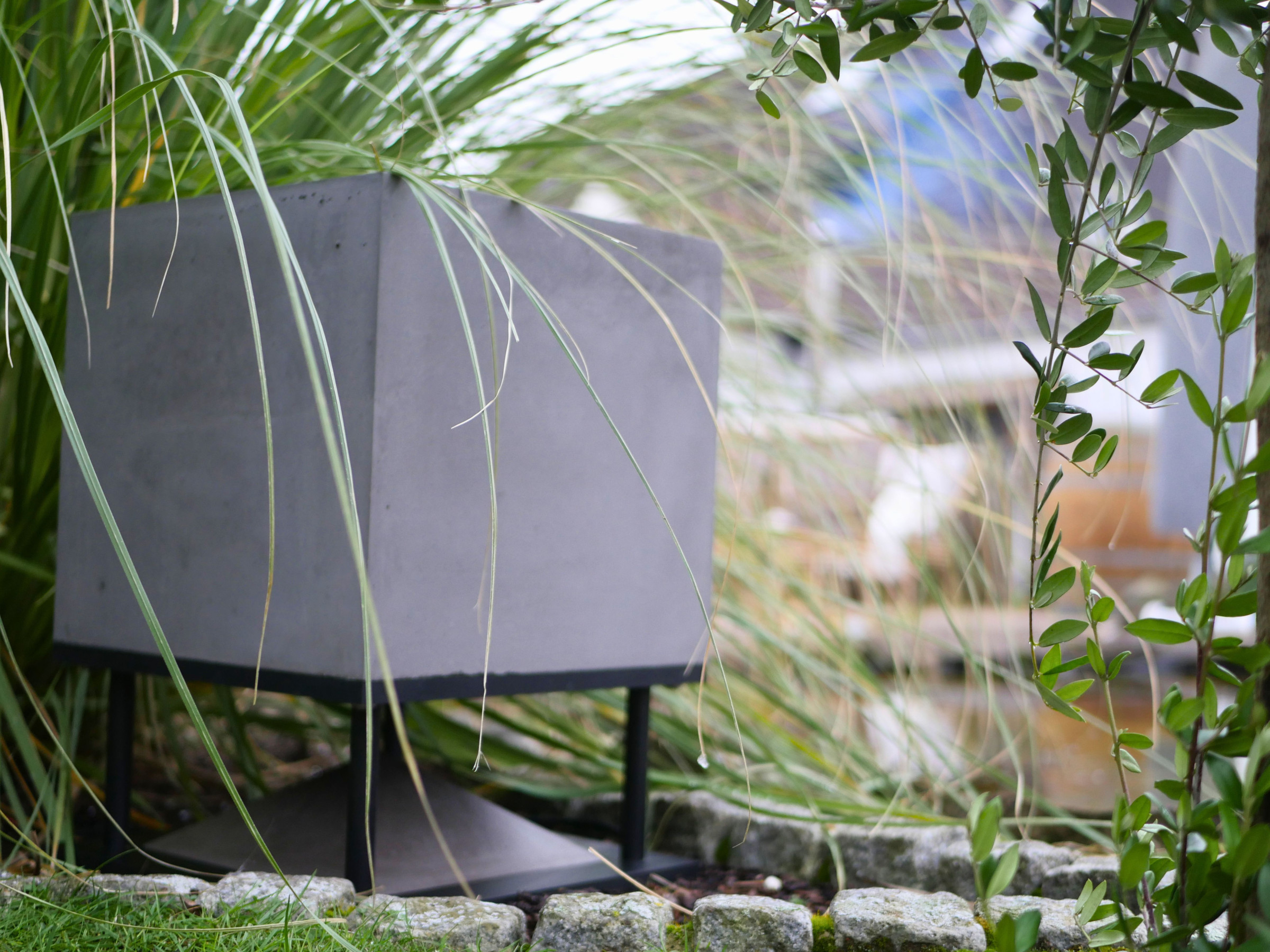 Stepaton Pyramid Ultra Outdoor Speaker with Black Stand - dark grey ...