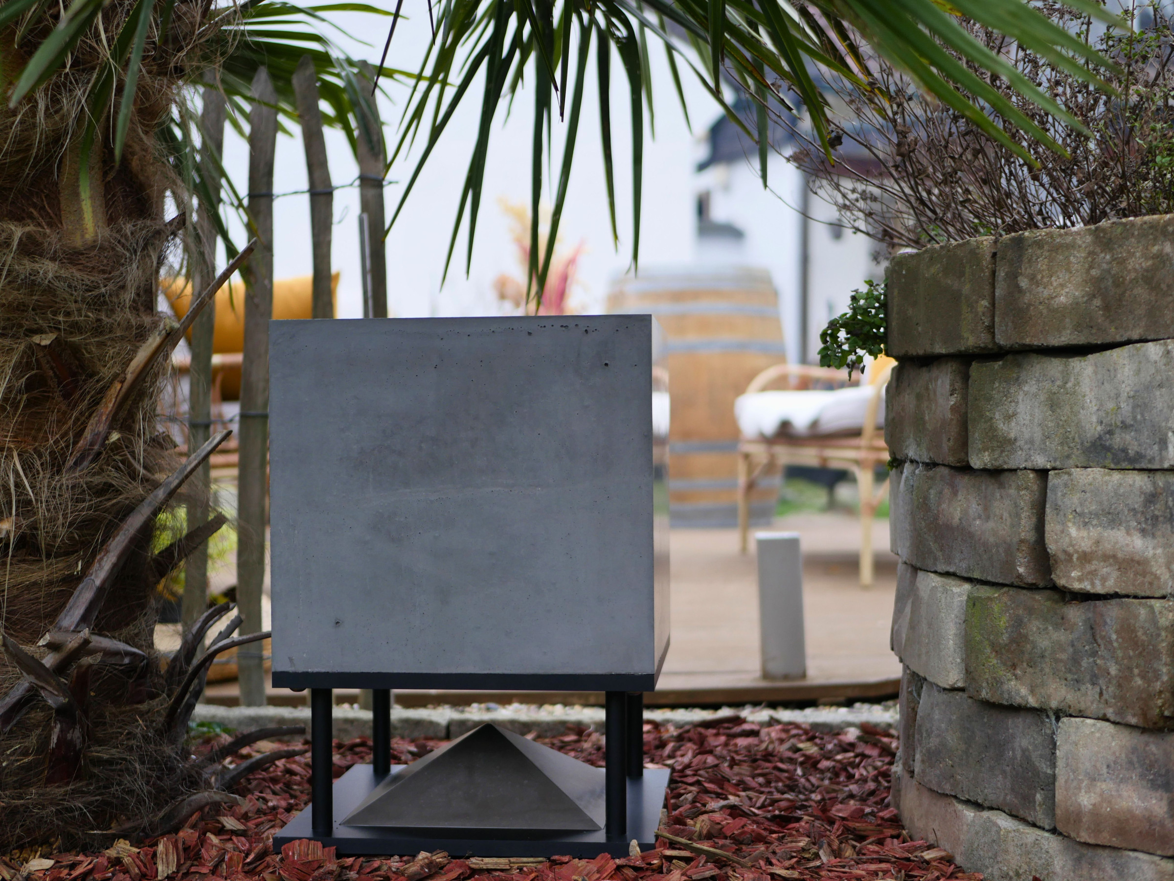 Stepaton Pyramid Ultra Outdoor Speaker with Black Stand - dark grey ...