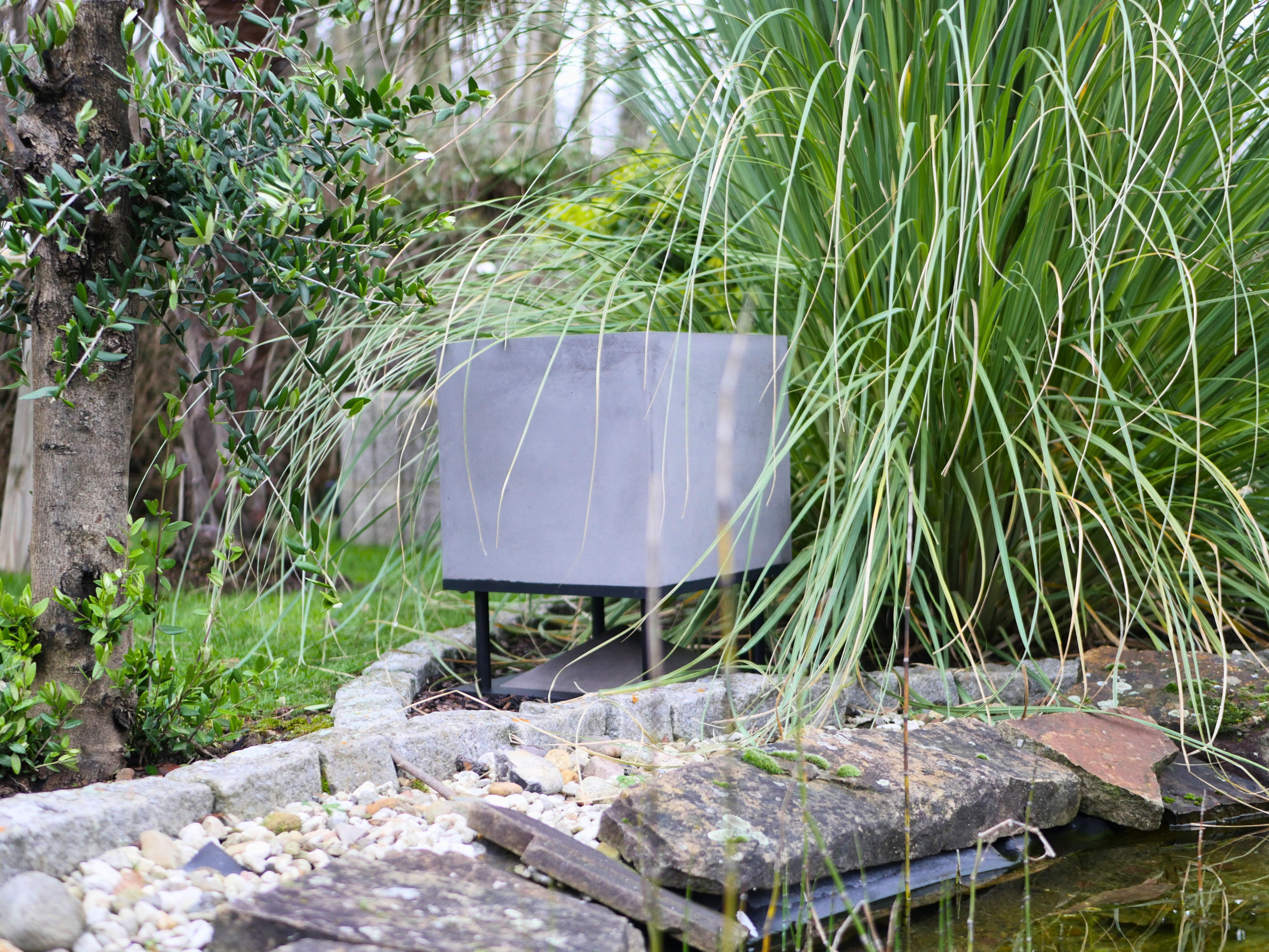Stepaton Pyramid Ultra Outdoor Speaker with Black Stand - dark grey ...