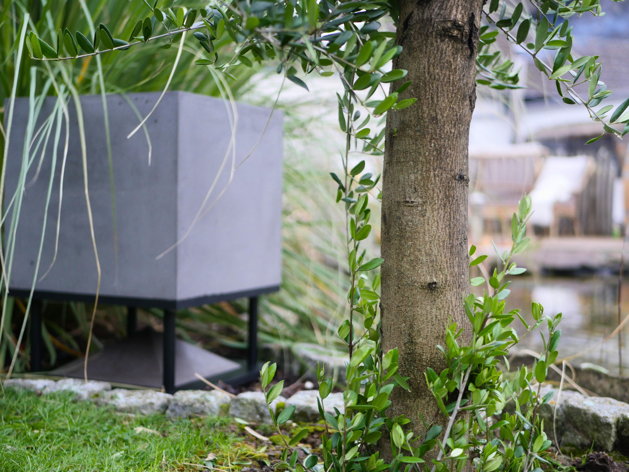 Stepaton Pyramid Ultra Outdoor Speaker with Black Stand - dark grey ...
